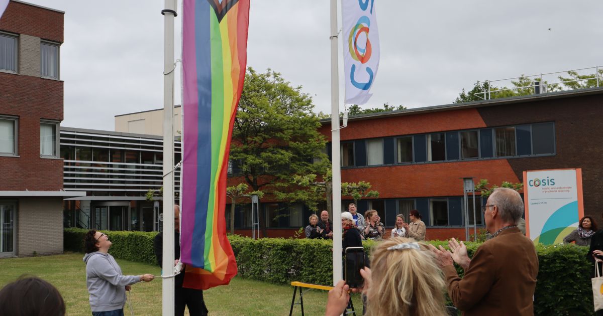 Cosis hijst de regenboogvlag › Cosis